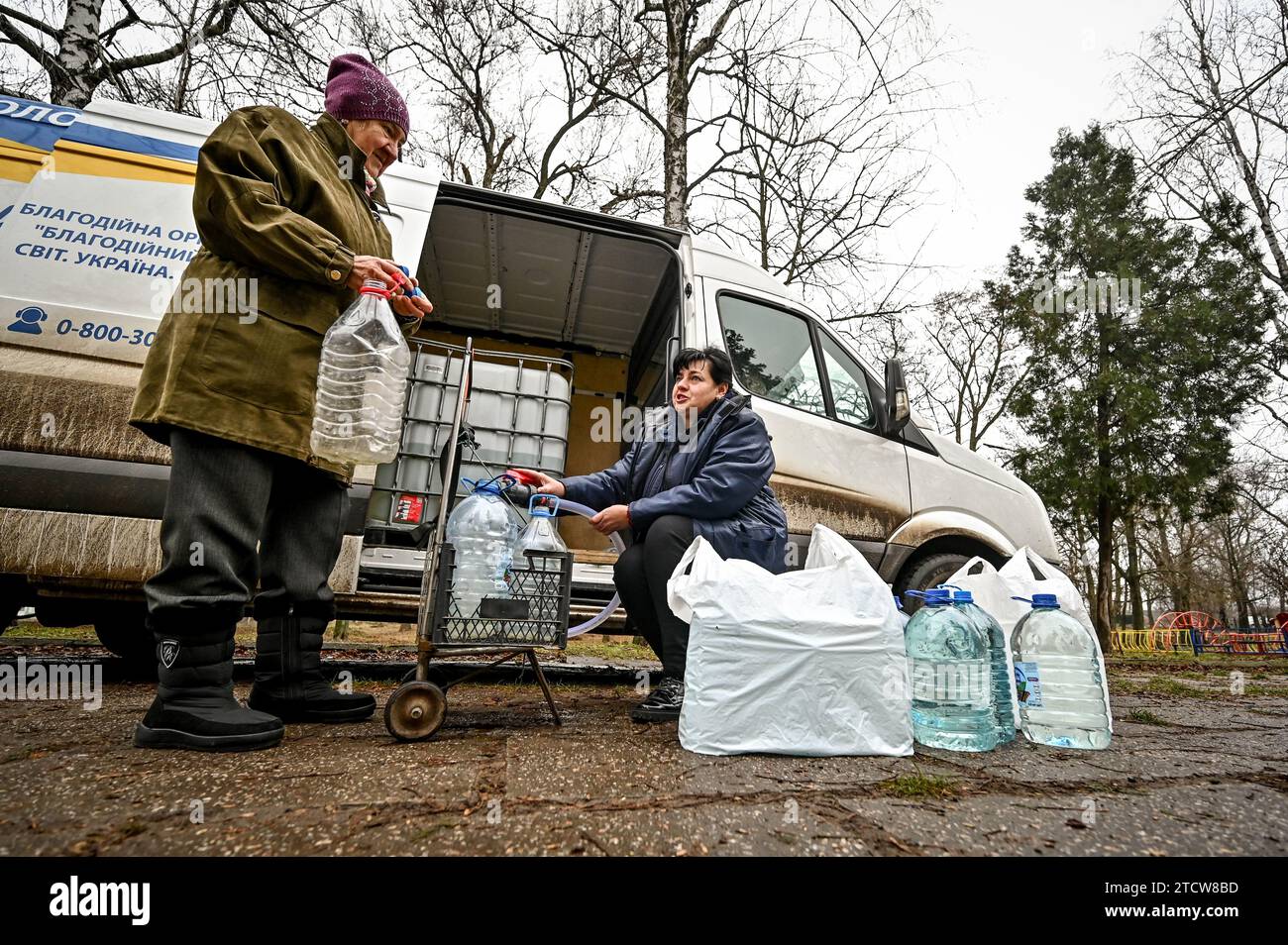 Non Exclusive: MARHANETS, UKRAINE - DECEMBER 12, 2023 - A volunteer of ...
