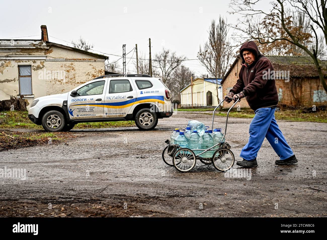 Non Exclusive: MARHANETS, UKRAINE - DECEMBER 12, 2023 - A man pushes a ...
