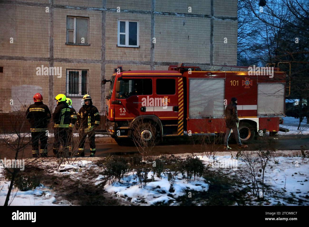 Non Exclusive: KYIV, UKRAINE - DECEMBER 13, 2023 - Rescuers stay by a ...