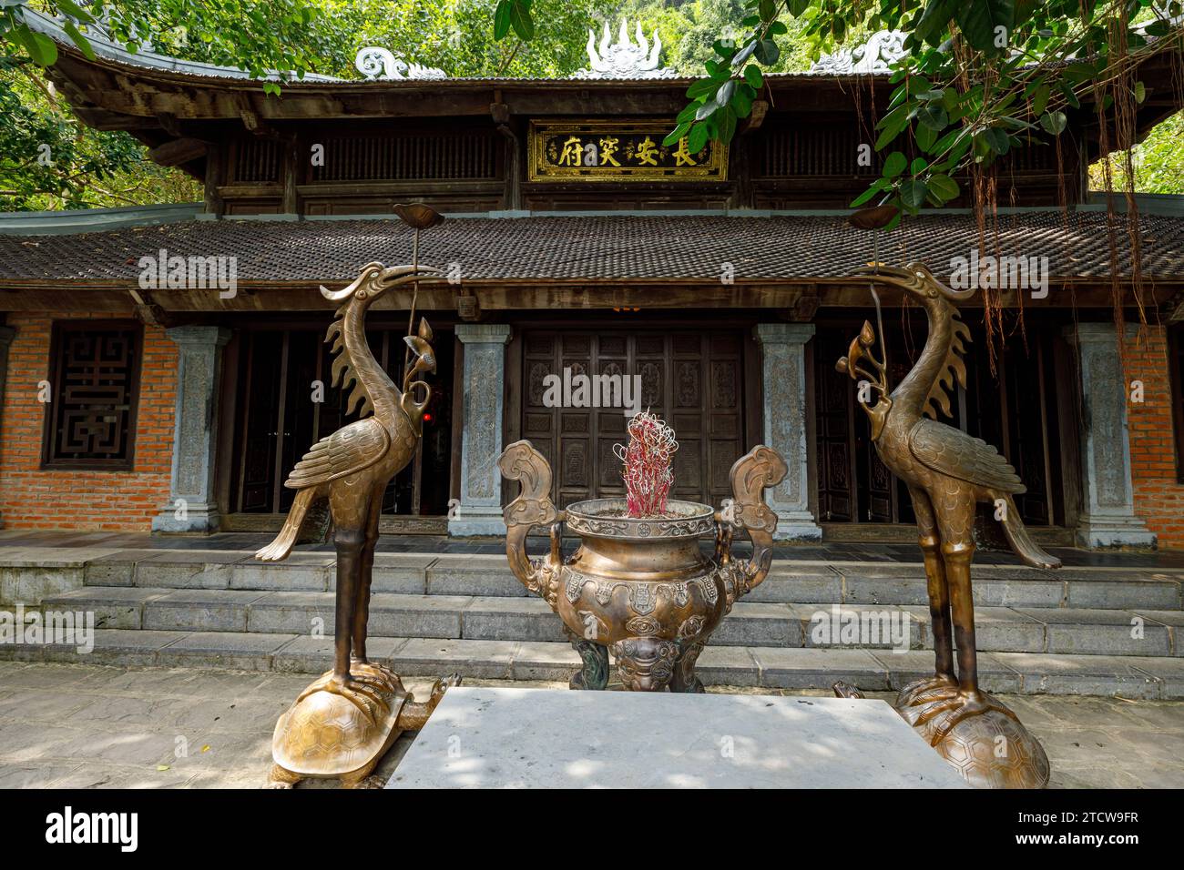 Temple halong bay vietnam unesco hi-res stock photography and images ...
