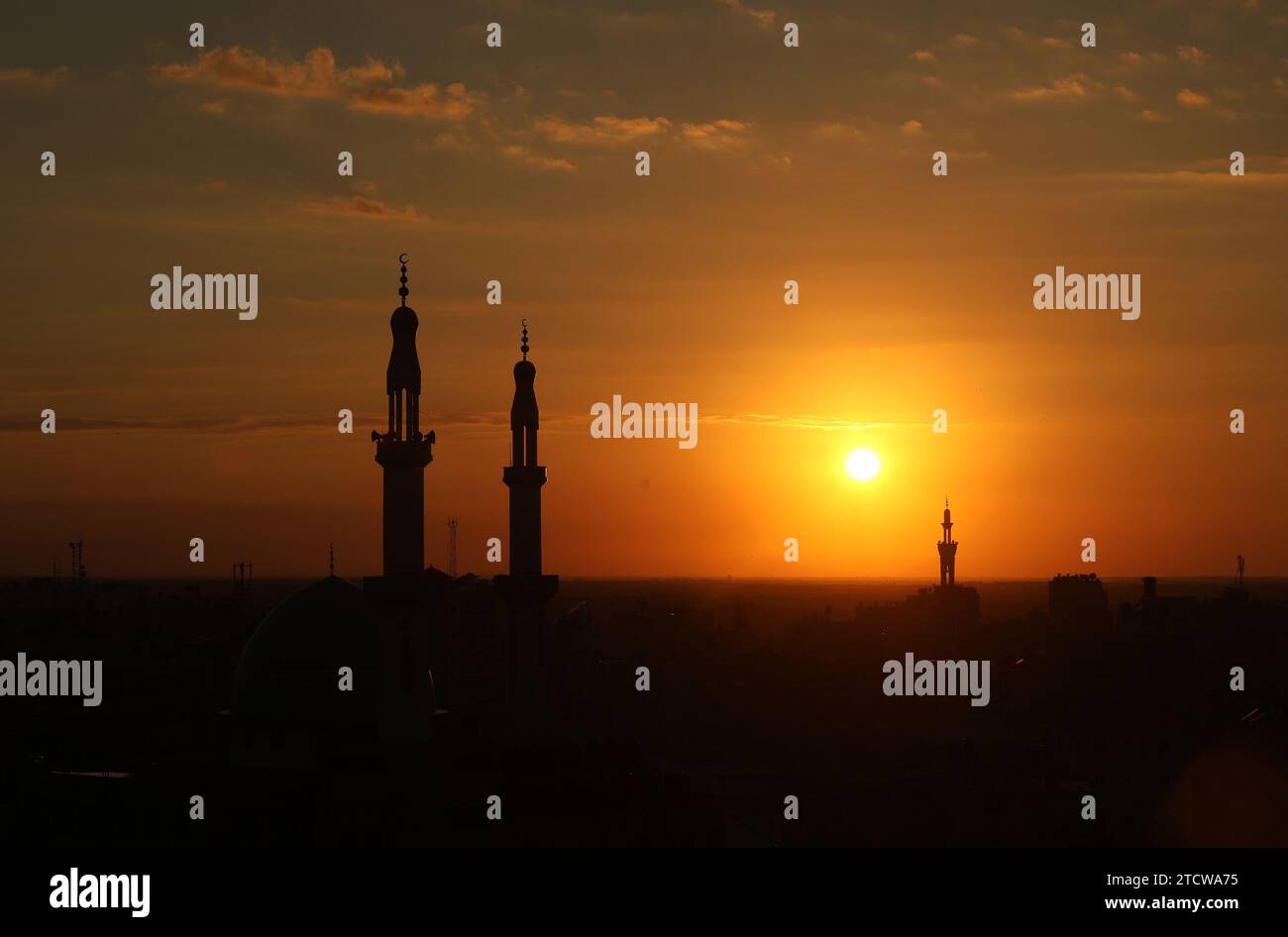Rafah, Gaza. 14th Dec, 2023. The minarets of a mosque are silhouetted ...