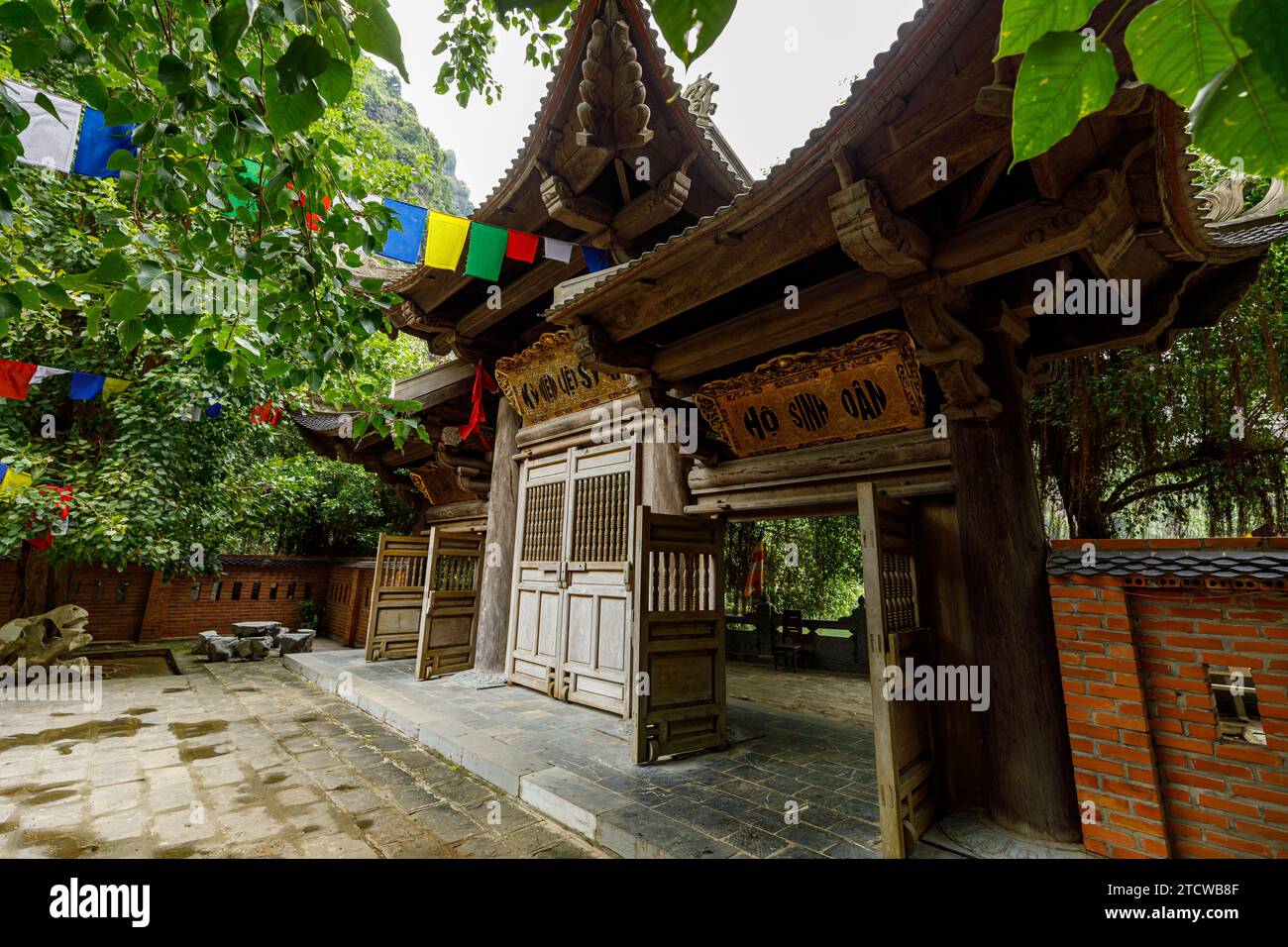 Temple halong bay vietnam unesco hi-res stock photography and images ...