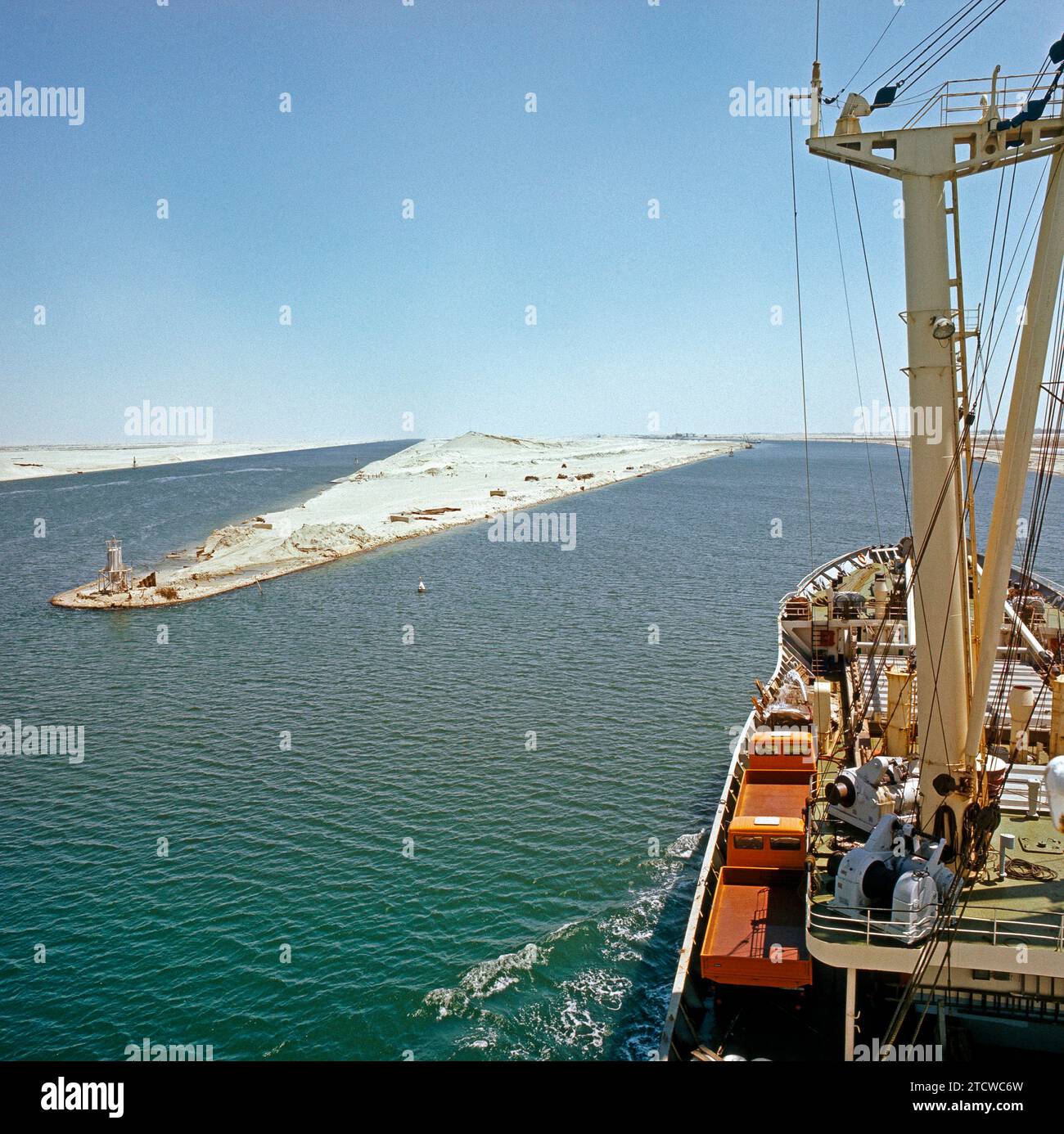 Frachtschiff passiert den Suezkanal durch die Tih-Wueste des Sinai ...