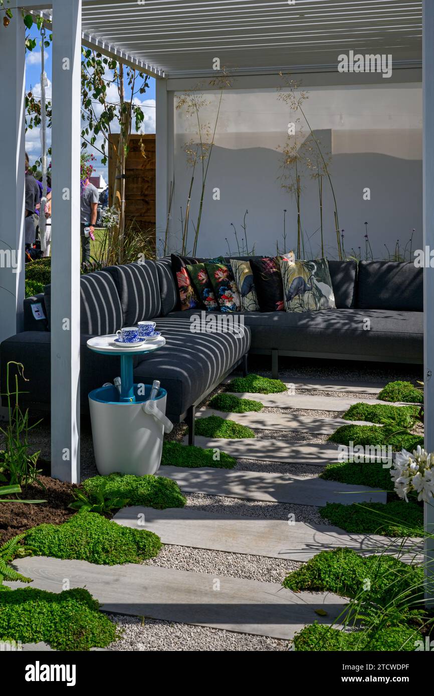 Terrace Retreat Garden (small contemporary patio, shady seating to sit ...