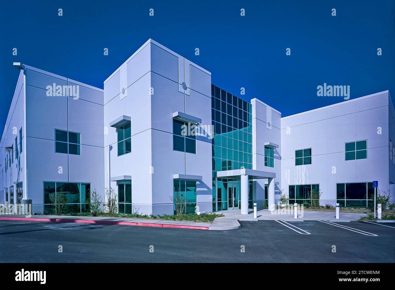 Building tilt up palm tree hi-res stock photography and images - Alamy