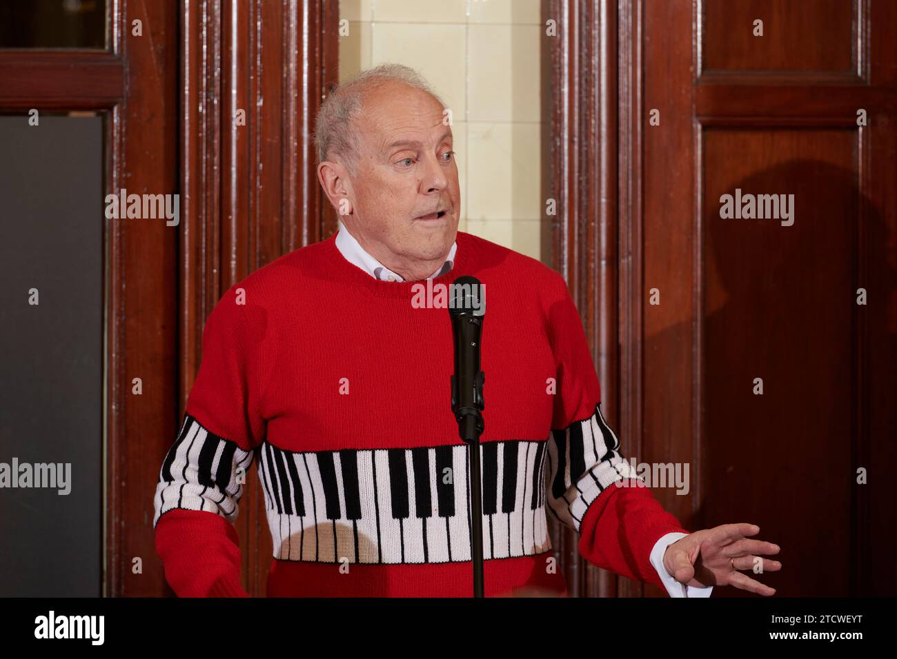 Mary beard talking hi-res stock photography and images - Alamy