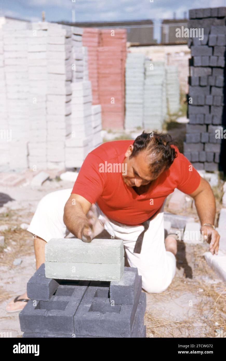 Karate chop bricks hi-res stock photography and images - Alamy