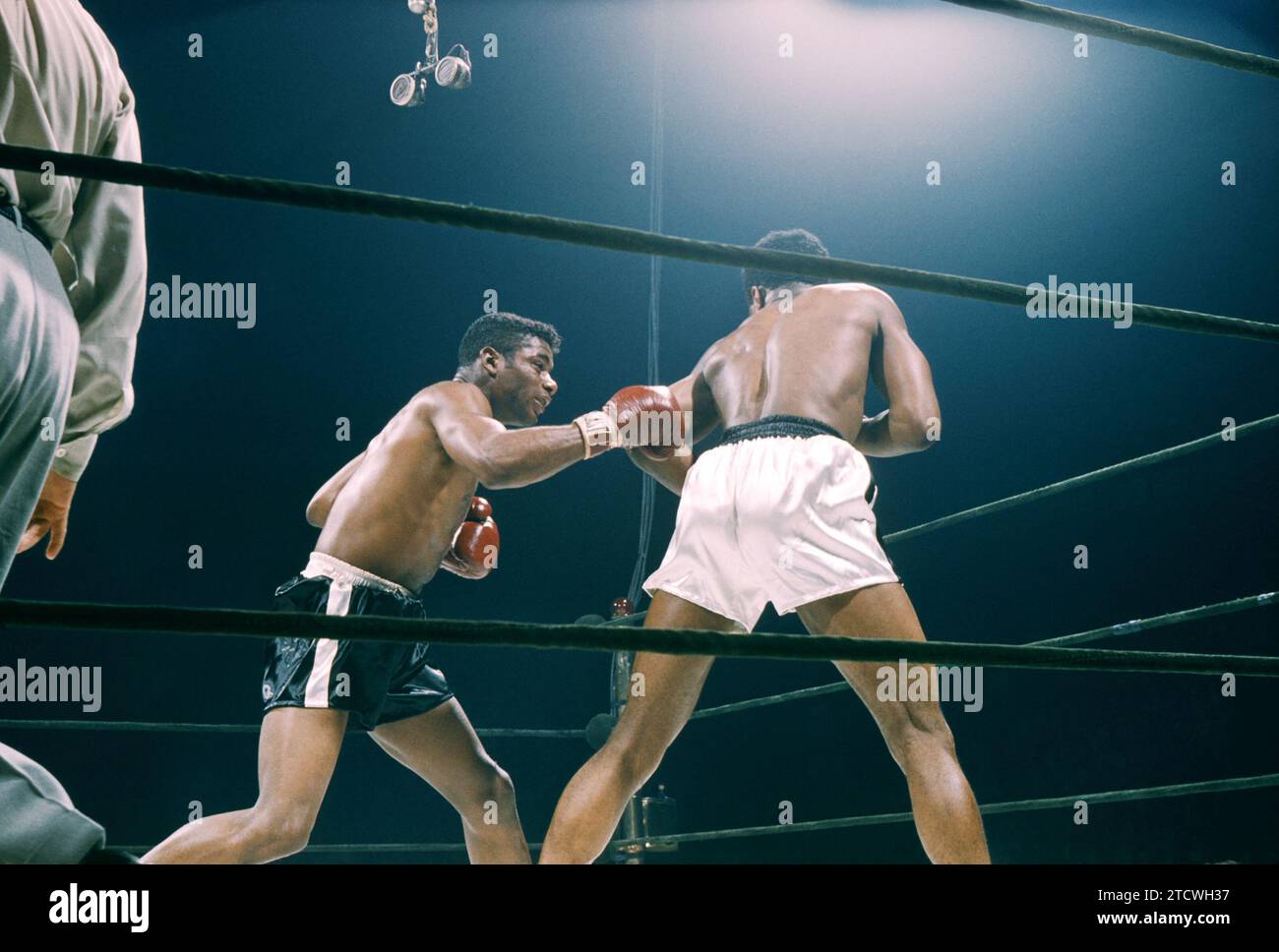NEW YORK, NY - JUNE 8: Floyd Patterson (1935-2006) (black trunks ...