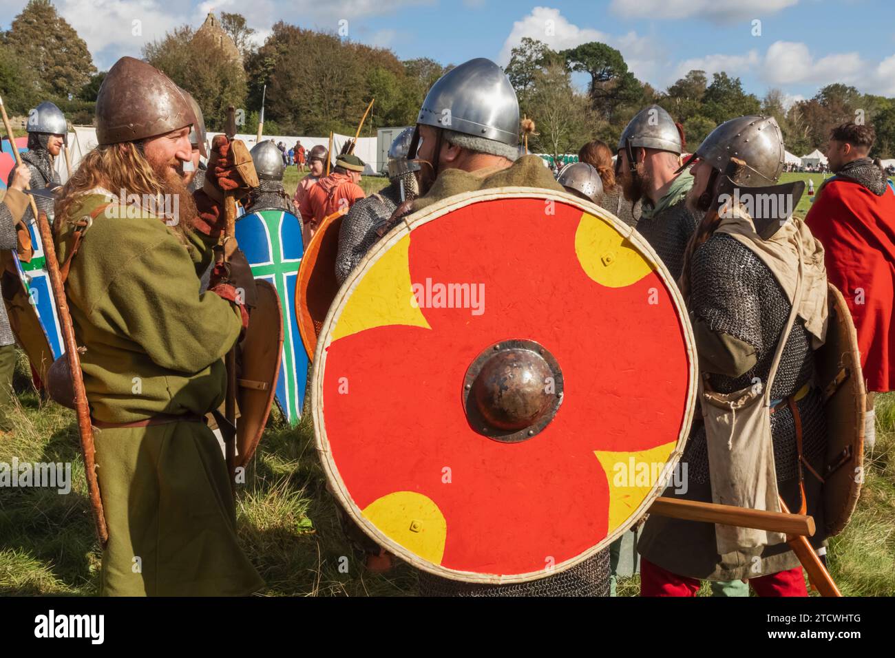 Group of warriors dressed in medieval armour hi-res stock photography and images - Alamy