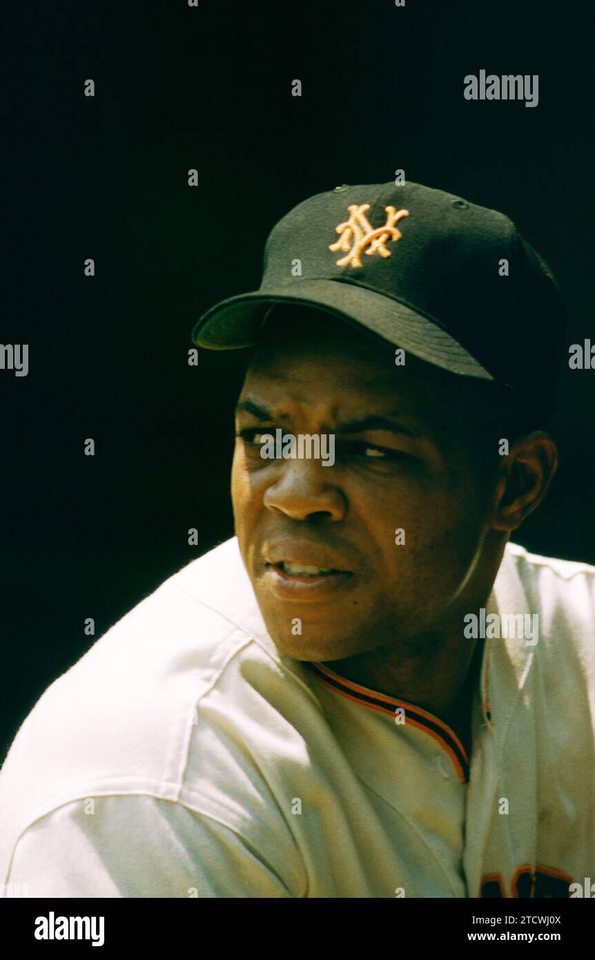 NEW YORK, NY - 1957: Willie Mays #24 of the New York Giants plays catch ...
