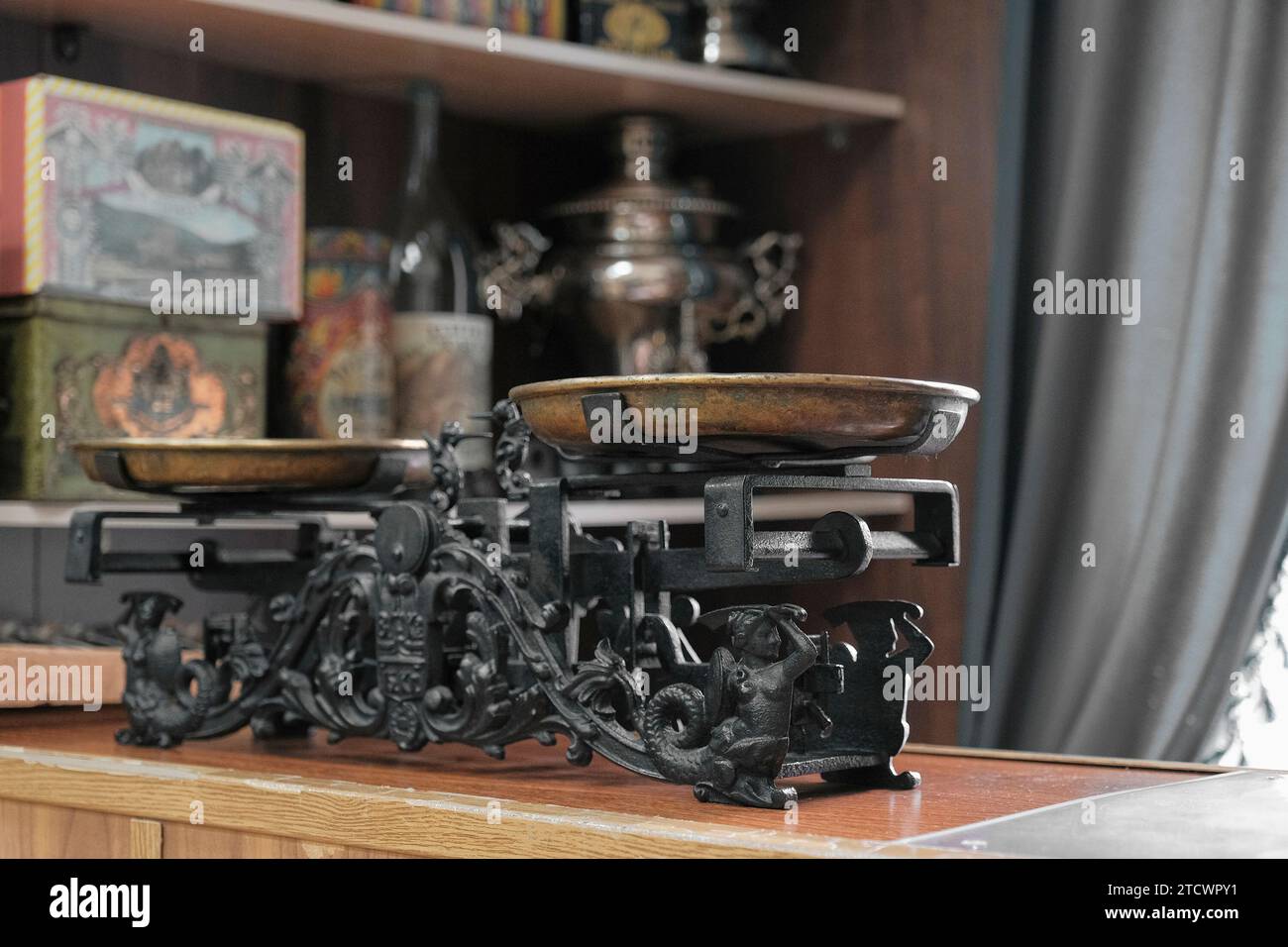 Old grocery shop scales hi-res stock photography and images - Alamy