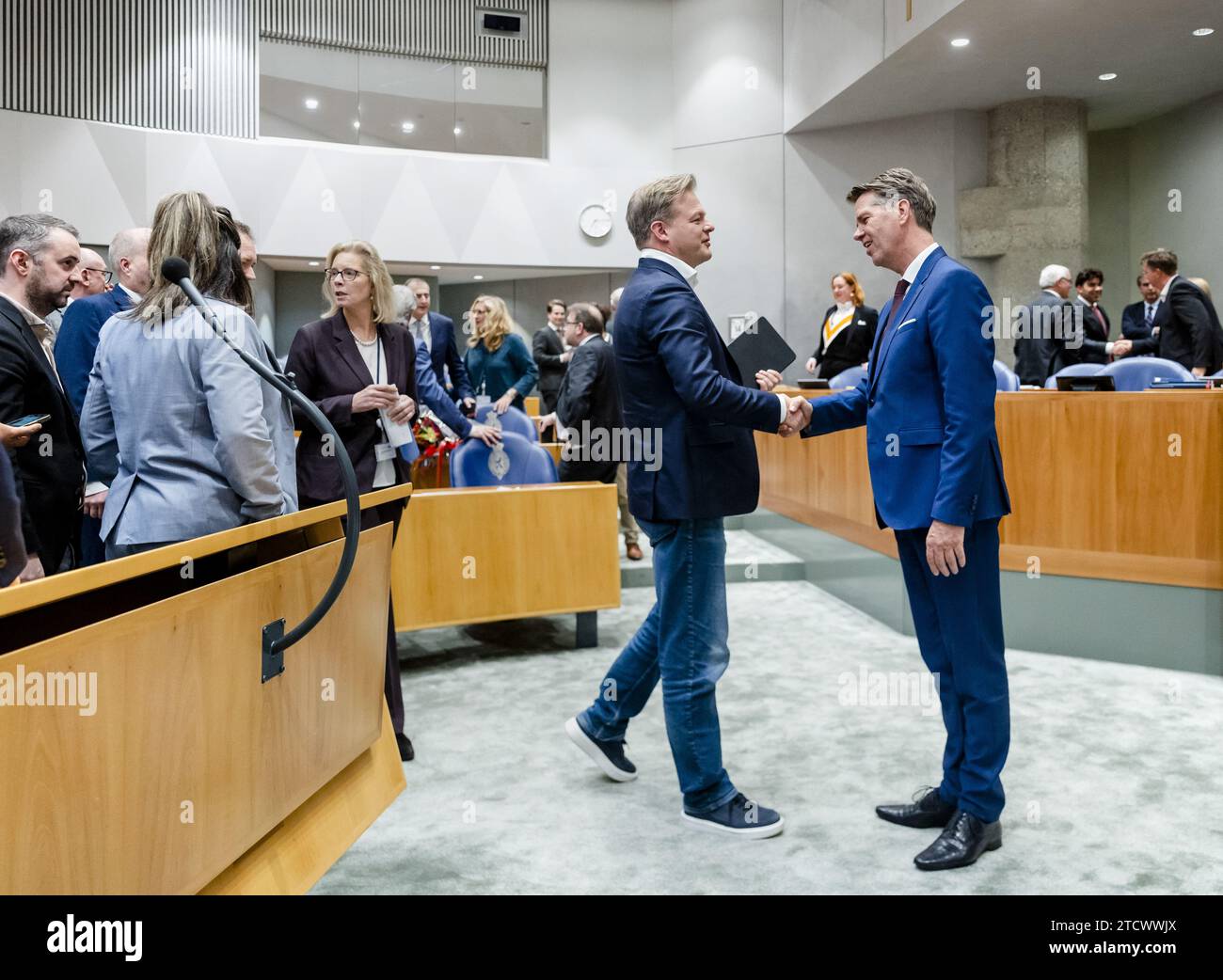 THE HAGUE - Martin Bosma (PVV) is congratulated by Pieter Omtzigt (NSC ...