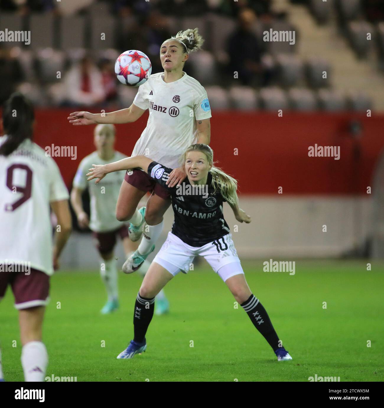Georgia Stanway Fc Bayern Munchen Li Mit Nadine Noordam A Hi Res Stock