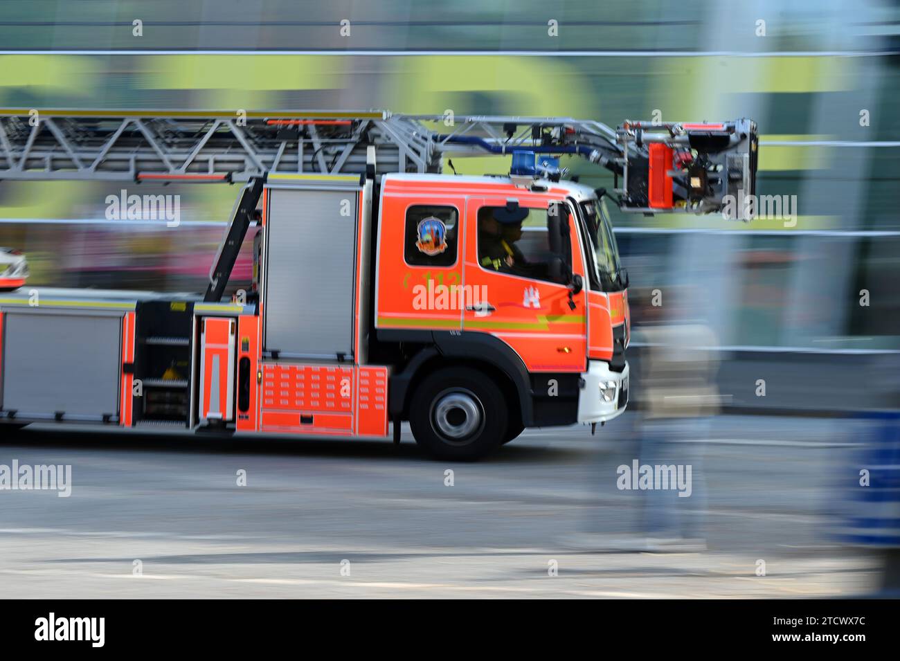 A turntable ladder from the Hamburg fire department on the way to an ...