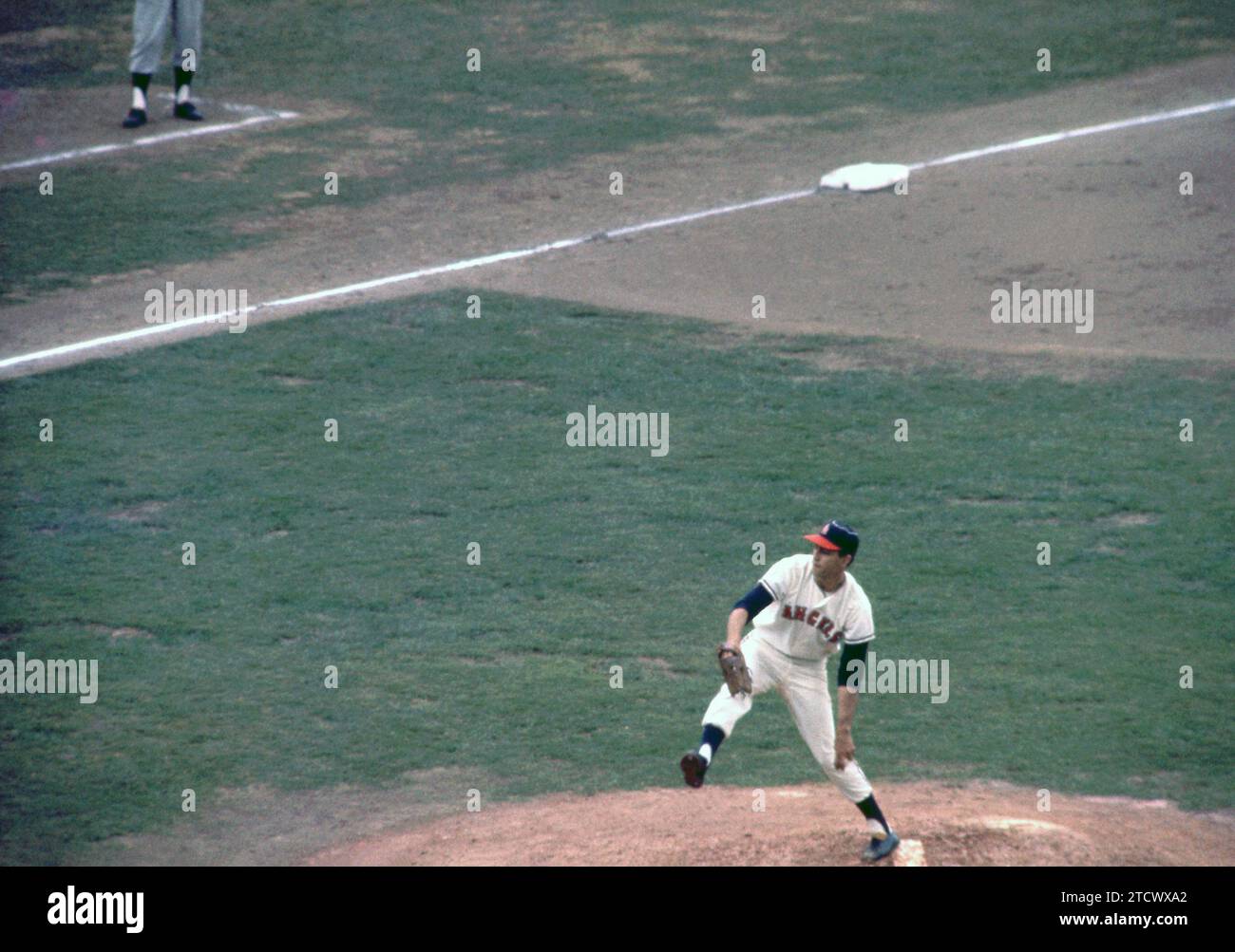LOS ANGELES, CA - JUNE 14: Pitcher Bo Belinsky #36 of the Los Angeles ...