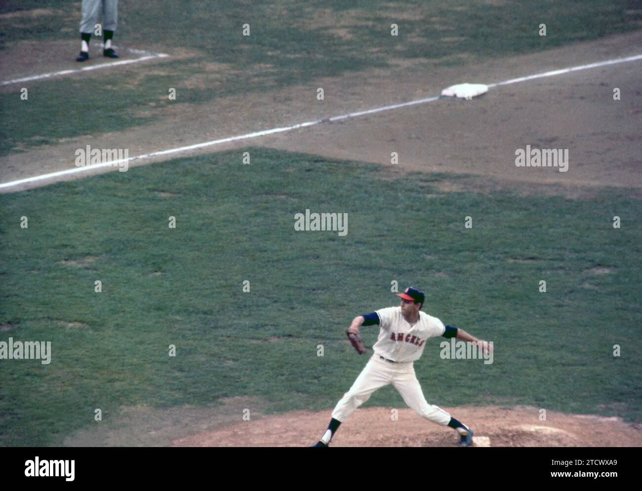 LOS ANGELES, CA - JUNE 14: Pitcher Bo Belinsky #36 of the Los Angeles ...