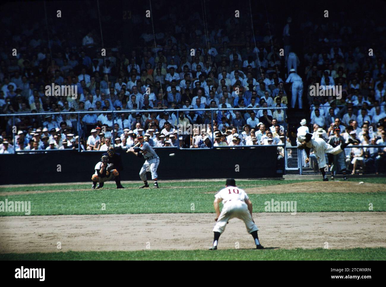 NEW YORK, NY - 1954: Pitcher Ruben Gomez #28 of the New York Giants ...