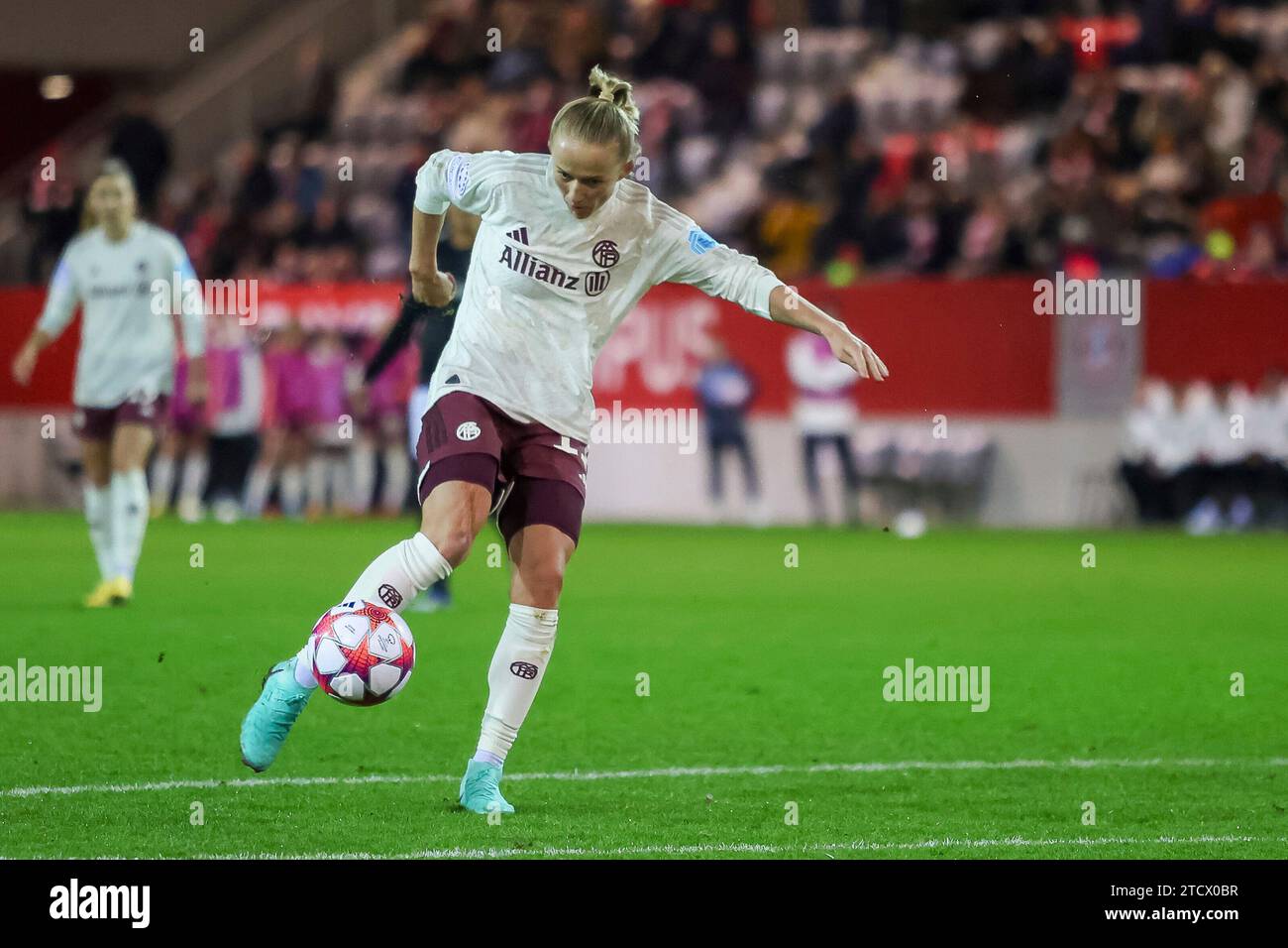 Muenchen, Deutschland. 14th Dec, 2023. Lea Schueller (FC Bayern ...