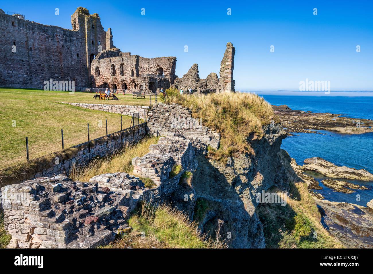 Curtain wall castle scotland hi-res stock photography and images - Alamy