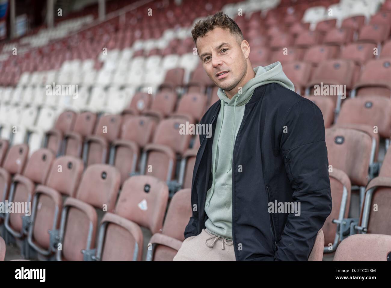 Cottbus, Germany. 14th Dec, 2023. Singer Alexander Knappe stands on an ...