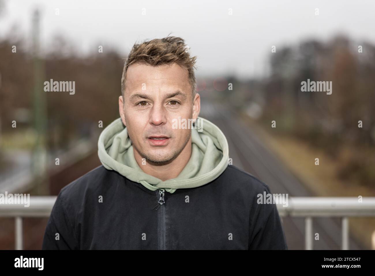 Cottbus, Germany. 14th Dec, 2023. Singer Alexander Knappe stands on an ...