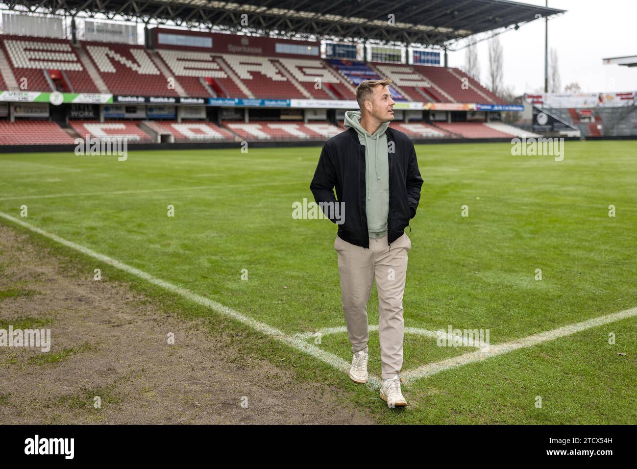 Cottbus, Germany. 14th Dec, 2023. Singer Alexander Knappe stands on the ...