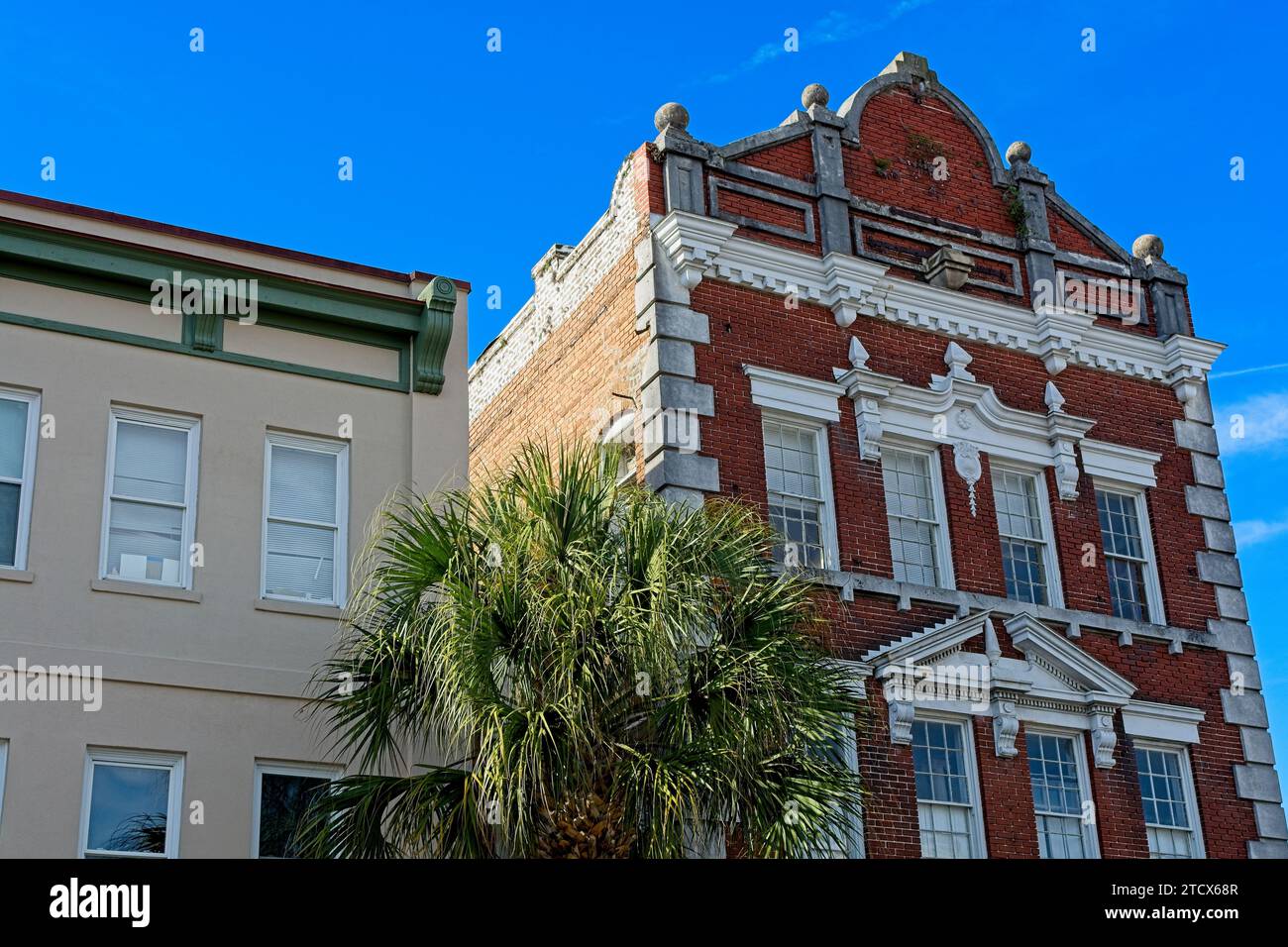 Colonial revival architectural style hi-res stock photography and ...
