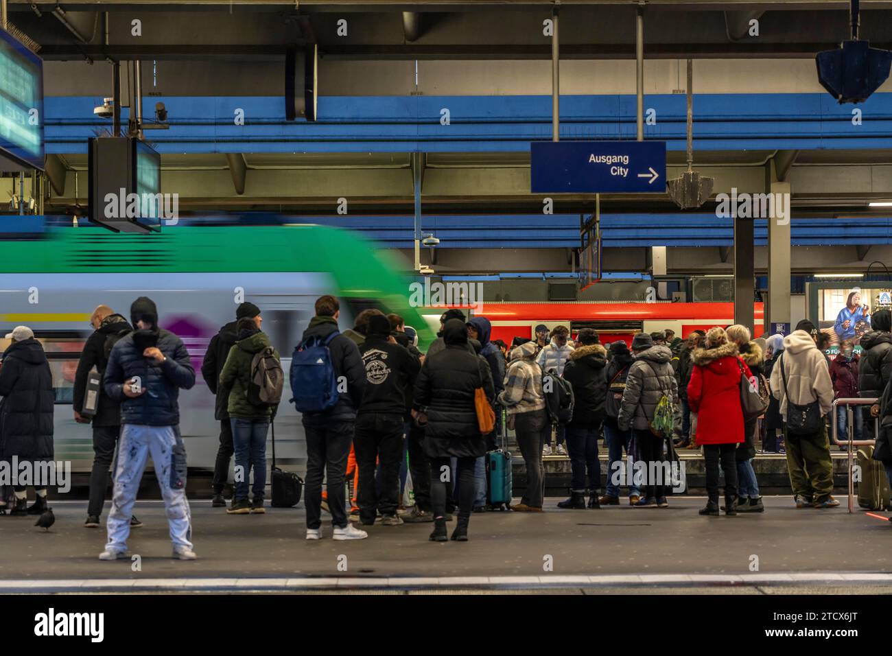 Regional train, platform, train traffic, main station of Essen, NRW ...