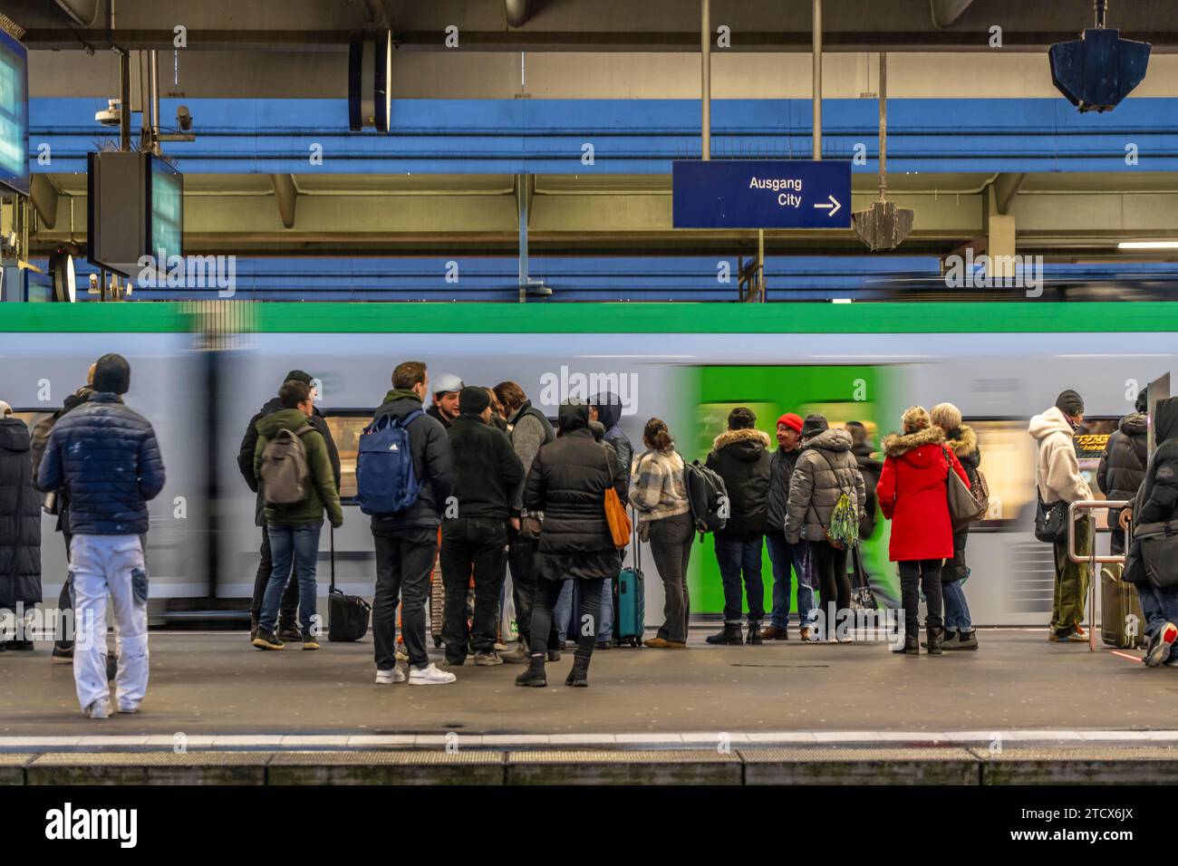 Regional train, platform, train traffic, main station of Essen, NRW ...