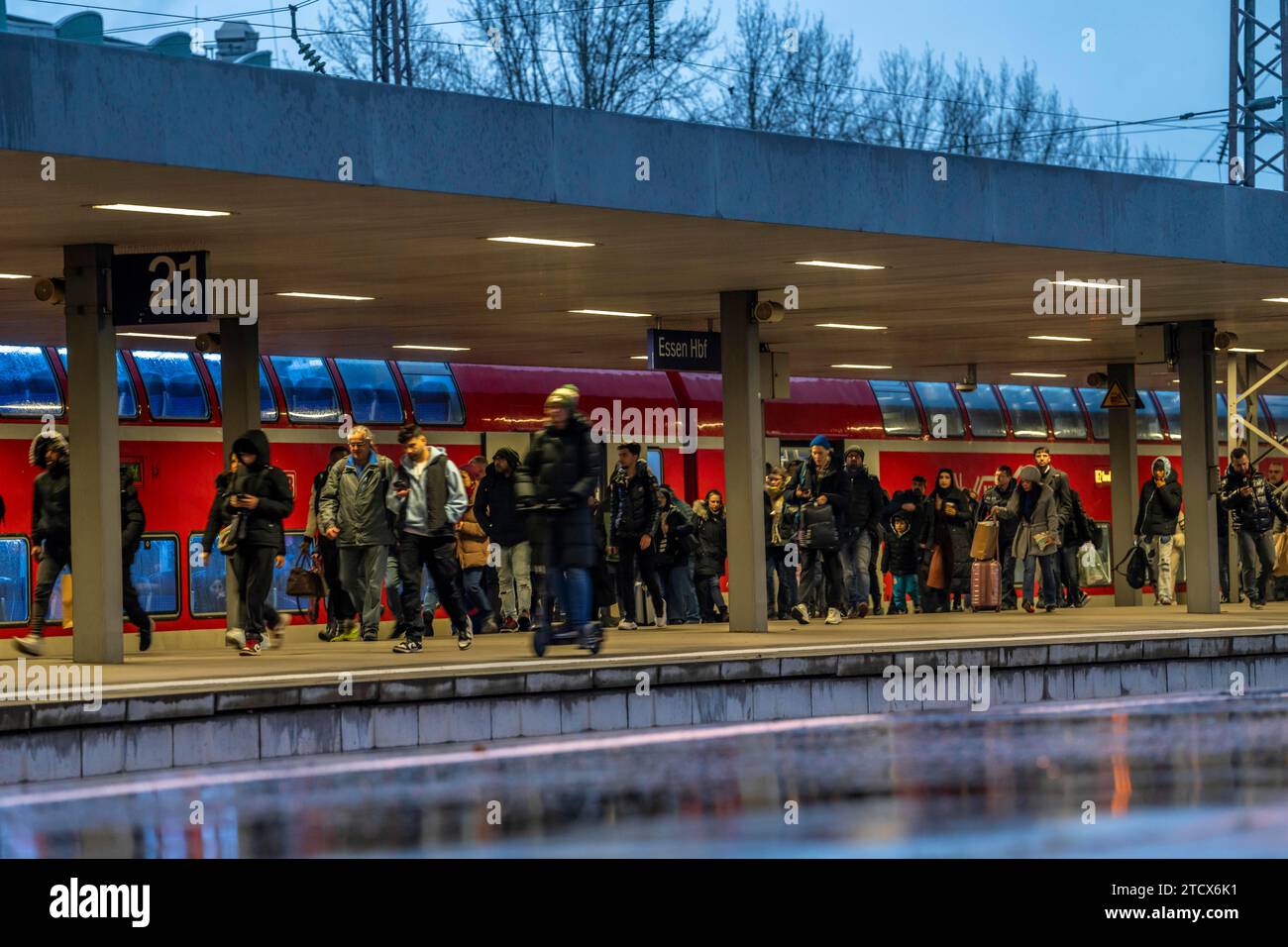 Regional train, platform, train traffic, main station of Essen, NRW ...