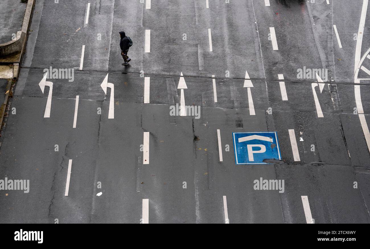 Road markings junction arrows hi-res stock photography and images - Alamy