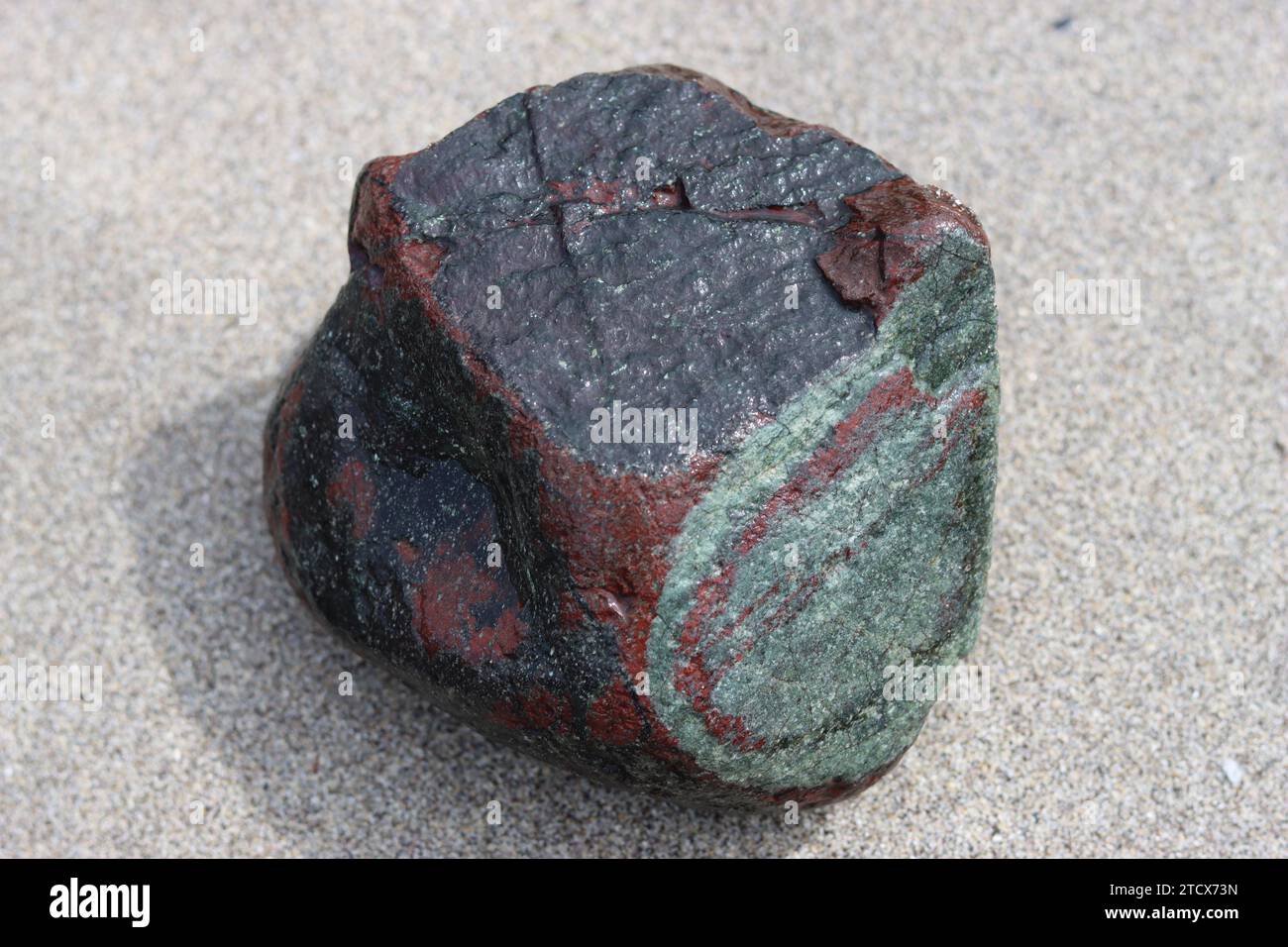 Red and green serpentine rock in Kynance Cove, Cornwall Stock Photo - Alamy