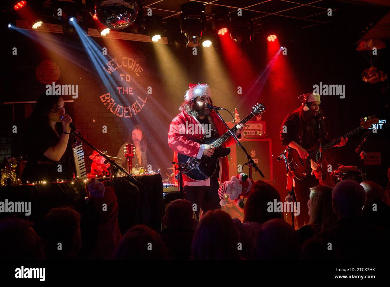 Romeo stodart lead singer of the magic numbers hi-res stock photography ...