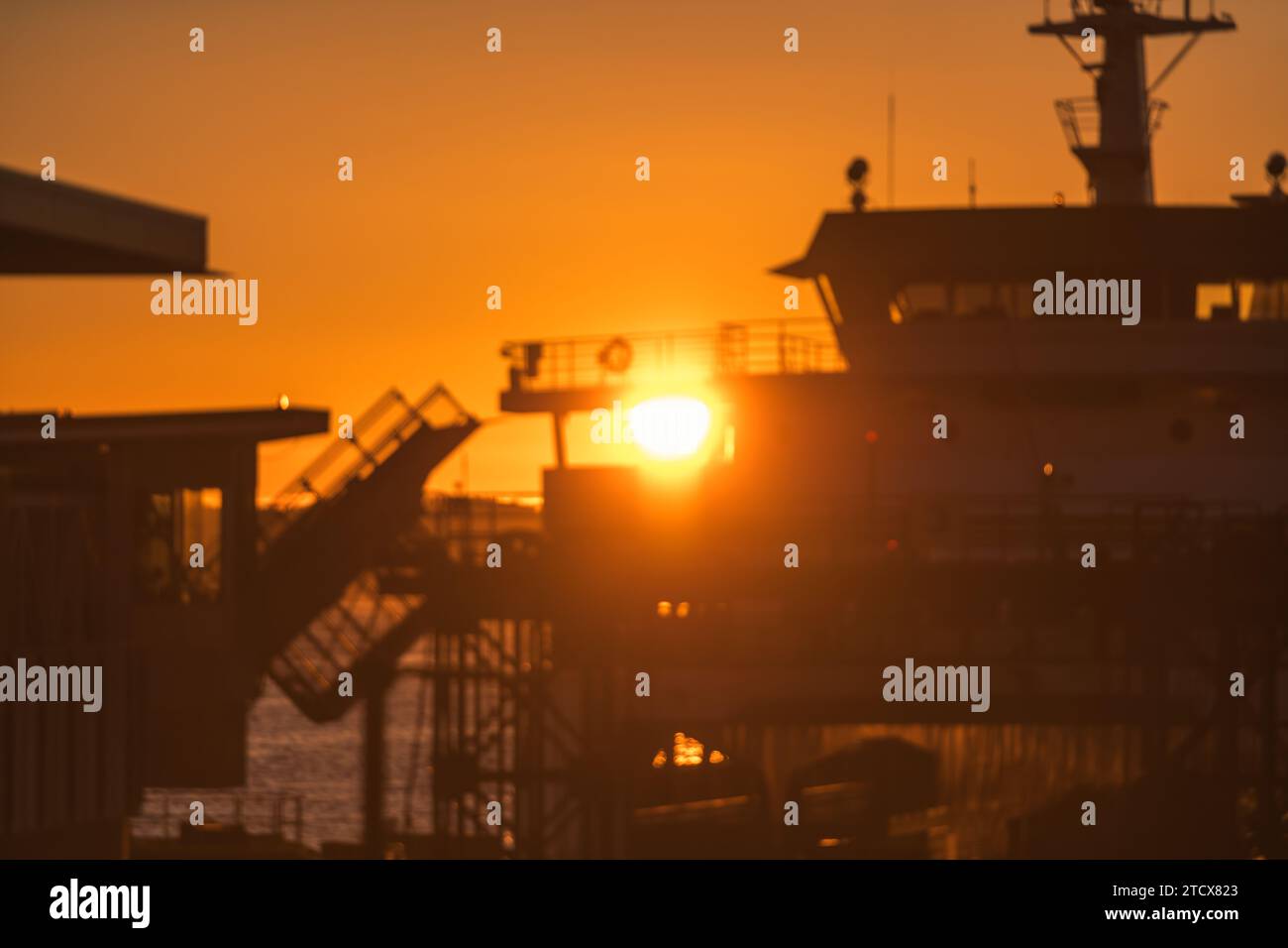 Seattle, USA. 4 Oct, 2023. De-focused golden hour at the Colman Ferry ...