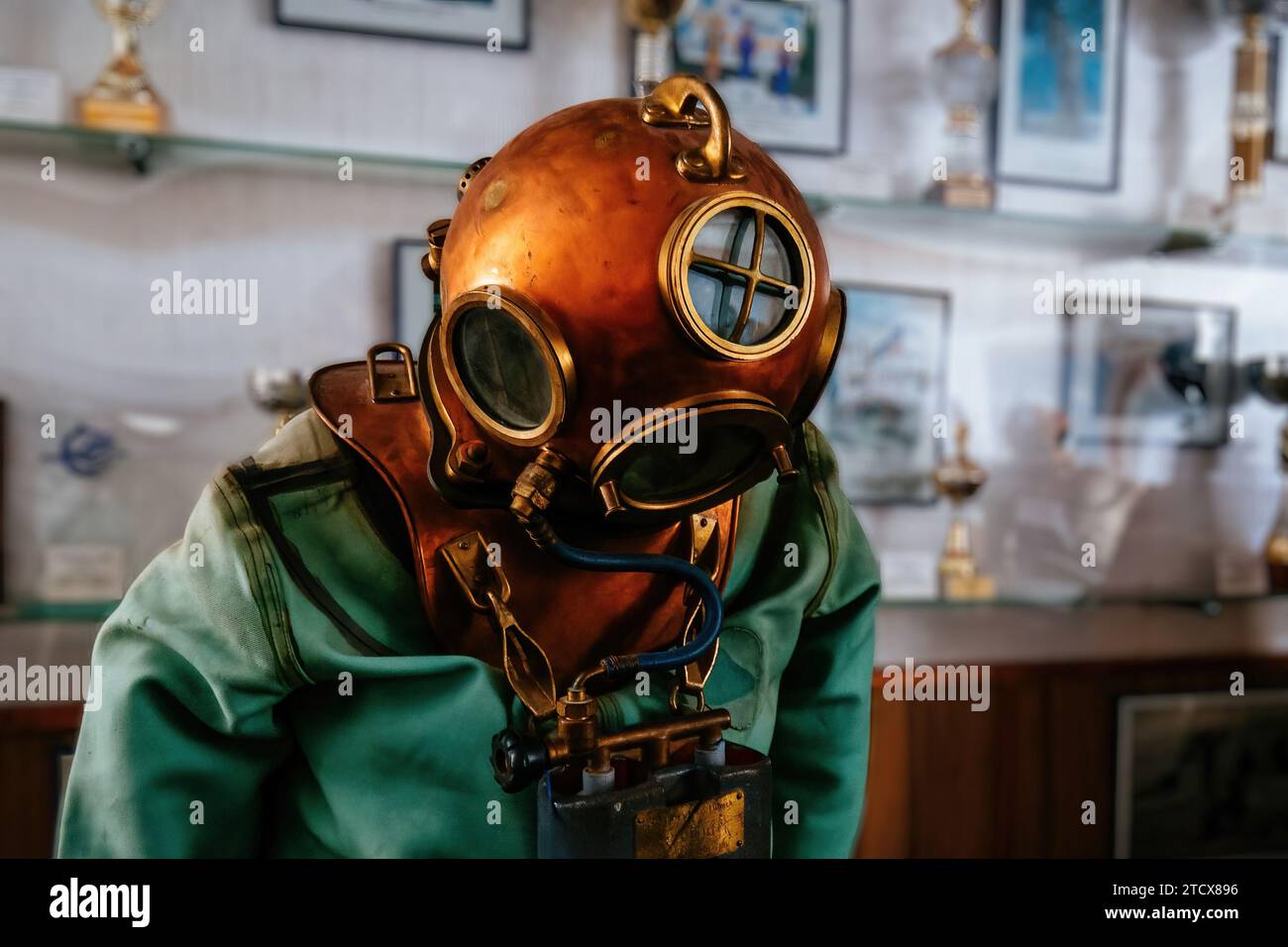 Old vintage copper diving helmet Stock Photo - Alamy