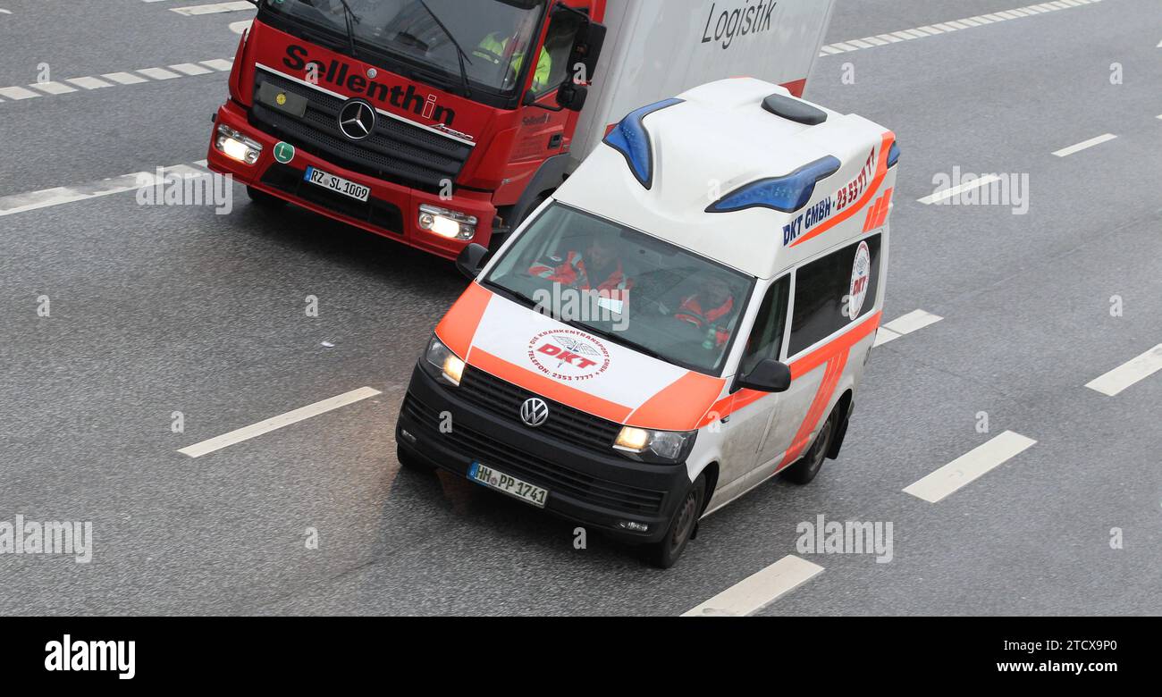 Ein Fahrzeug der DKT - Die Krankentransport GmbH fährt an den ...