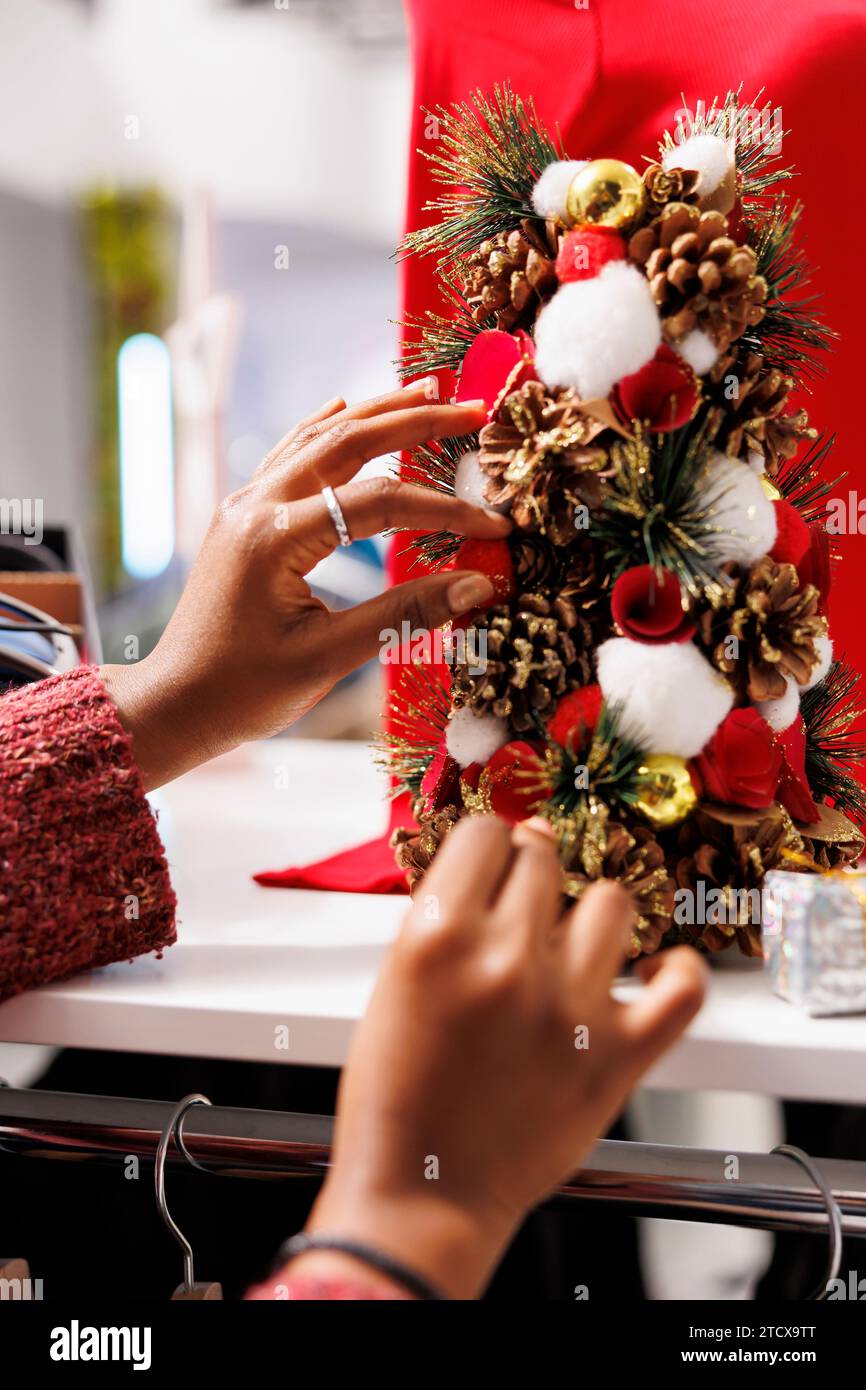 African staff arranging store hi-res stock photography and images - Alamy