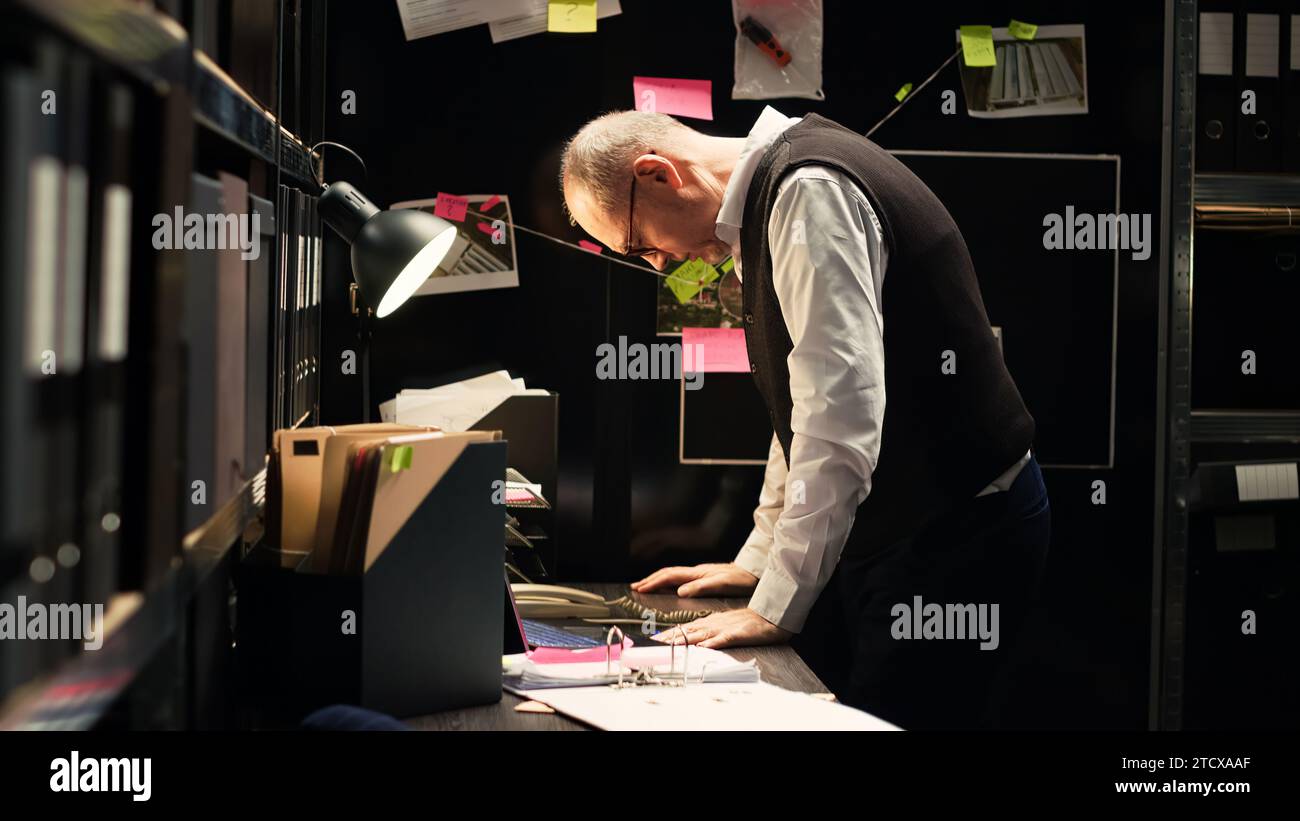Police officer looks clues hi-res stock photography and images - Alamy