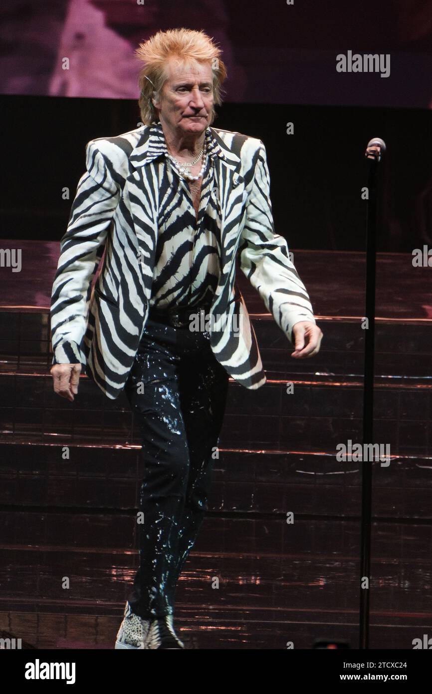 (Editorial use only) Singer Rod Stewart performing during Navidades ...