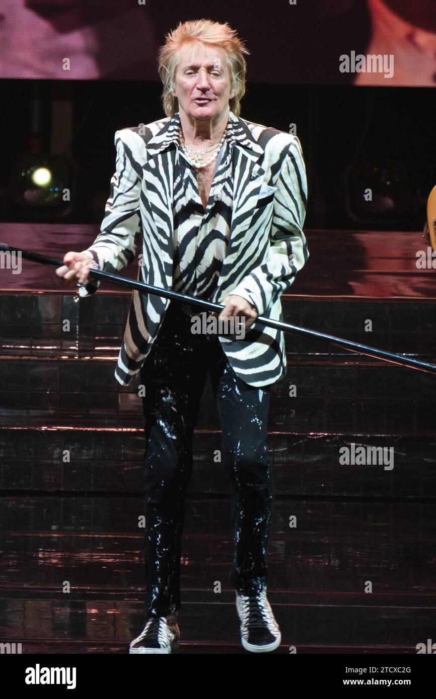 (Editorial use only) Singer Rod Stewart performing during Navidades ...