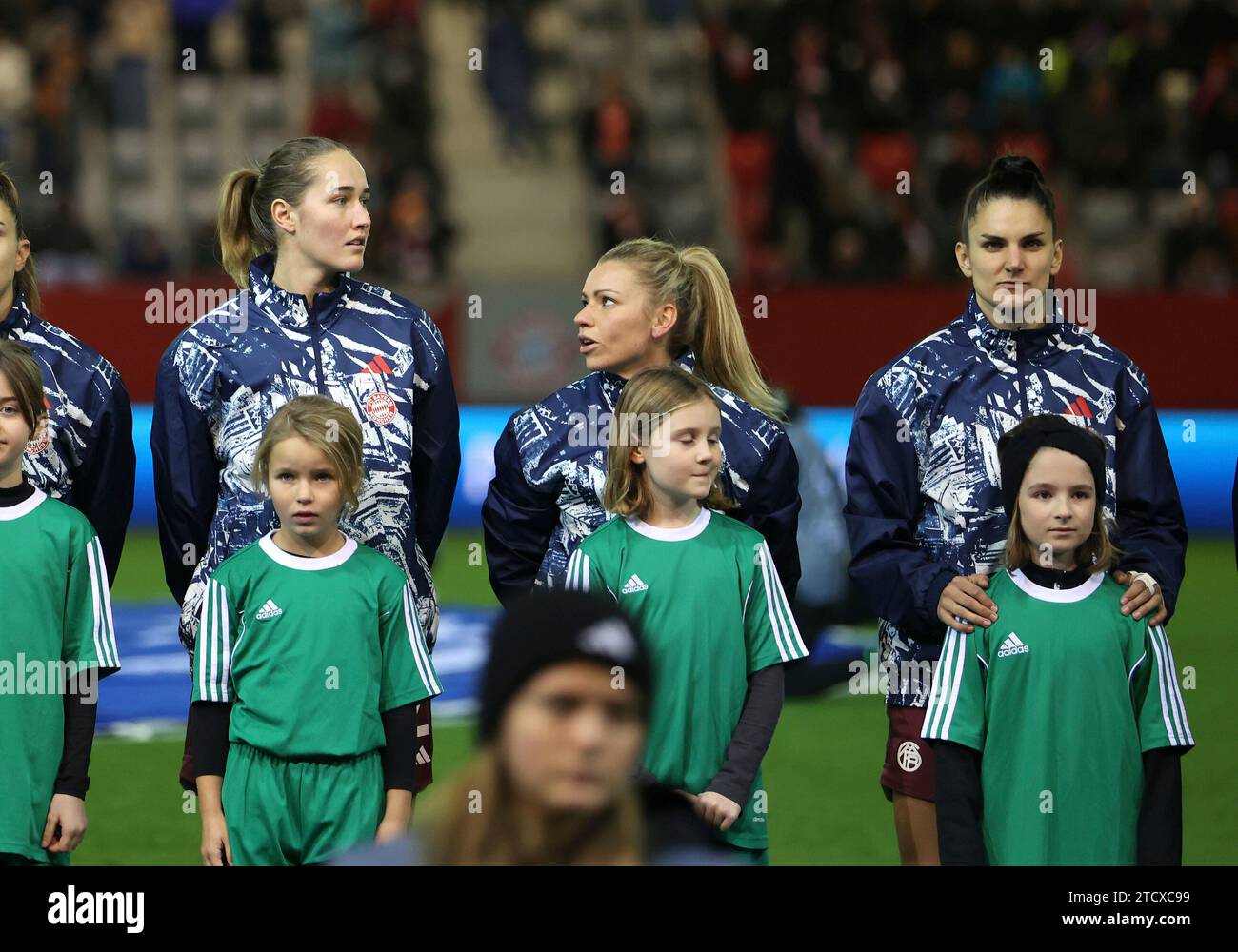 Sydney lohmann fc bayern munchen mit linda dallmann fc bayer hi-res ...