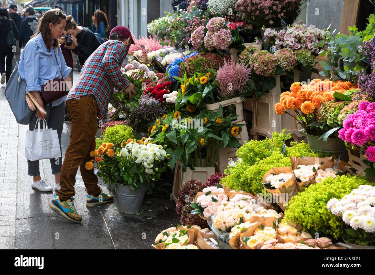 Paris france sidewalk flower shop hi-res stock photography and images ...