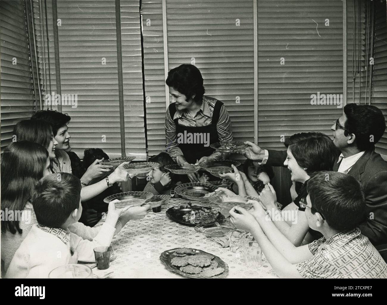 12/31/1975. A large family at the table, ready to eat. Credit: Album ...