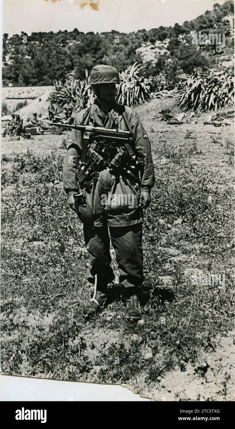 Crete, End of May 1941. A German paratrooper after landing on Cretan ...