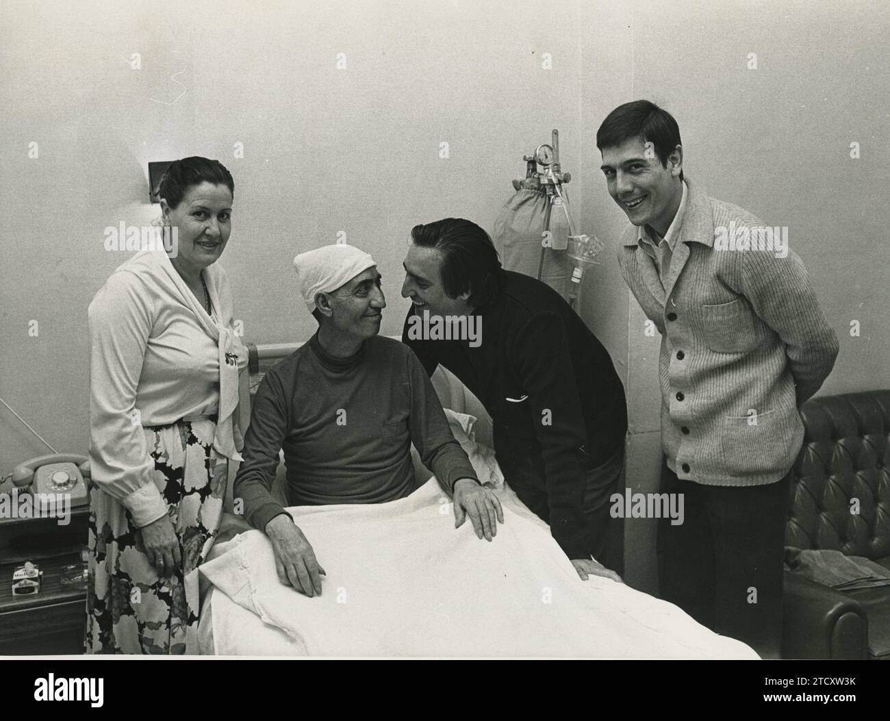 04/01/1976. Fofó with his wife, his brother Gaby and his son Fofito ...