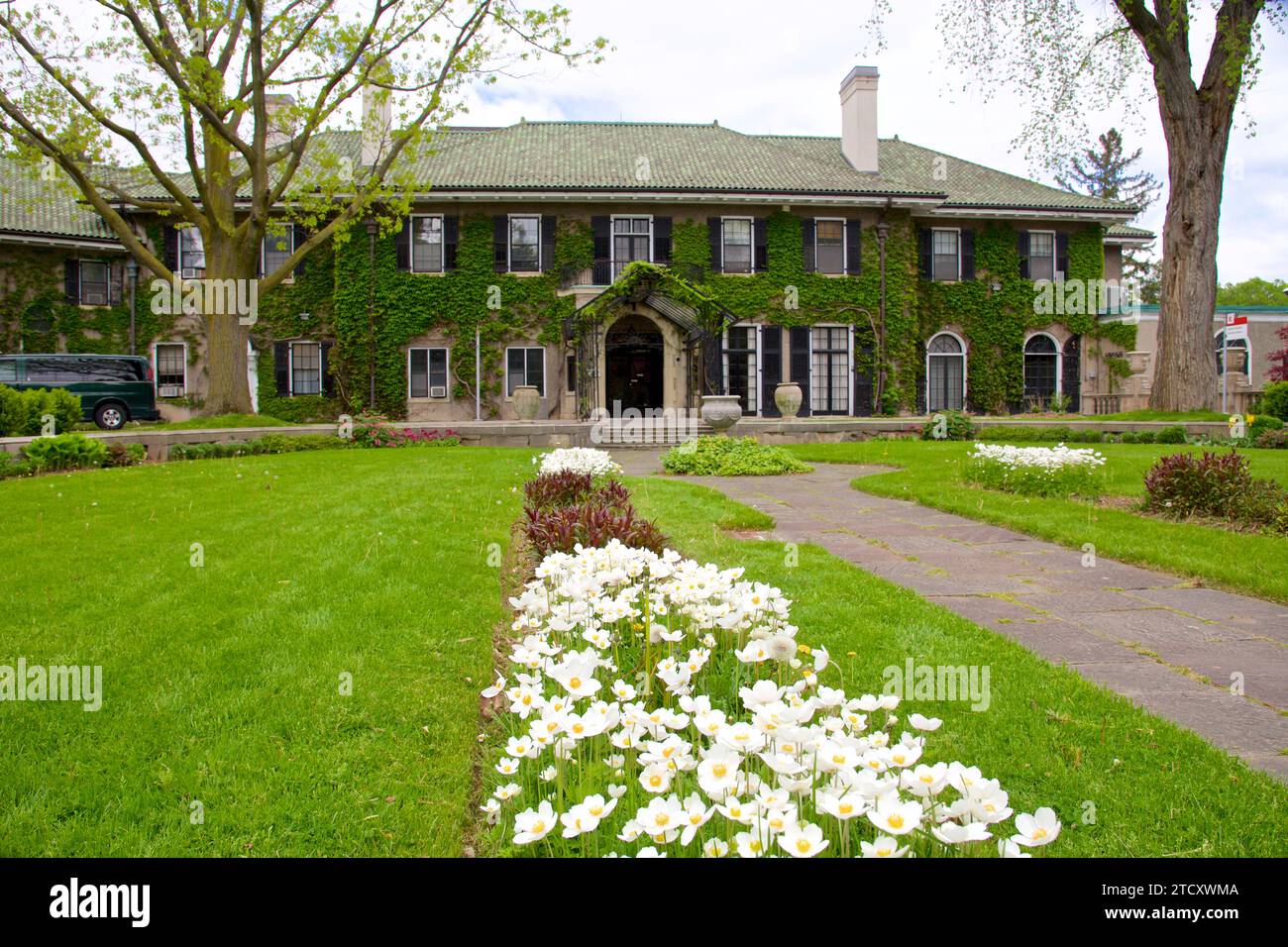 Front lawn view hi-res stock photography and images - Alamy