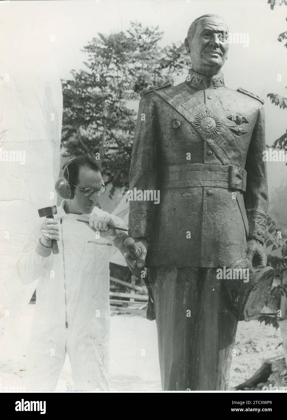Madrid, June 1975. The statue of General Perón receives the final ...