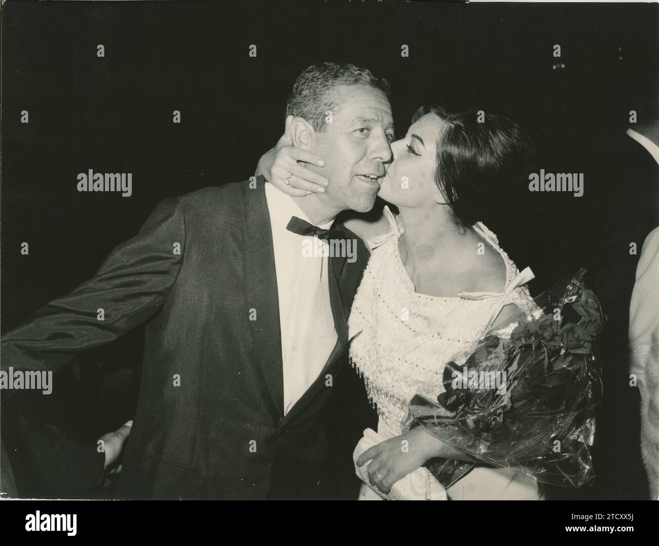 Venice (Italy), 1963. Emma Penella kisses Berlanga after the screening ...