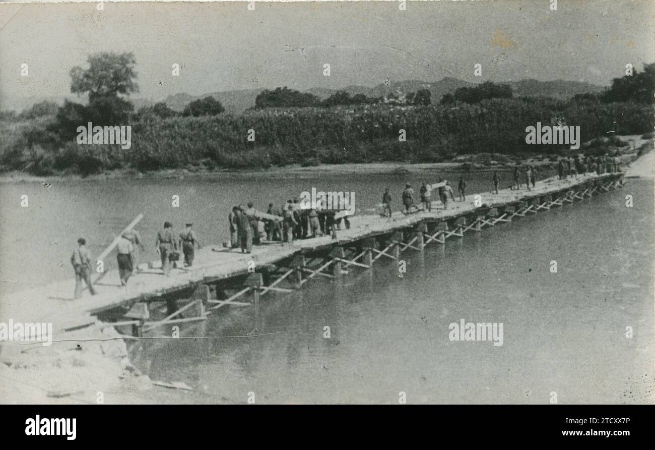 Ebro Front, 1938. Spanish Civil War. Republican soldiers crossing the ...