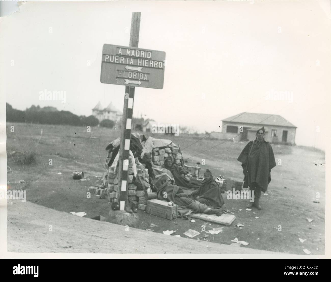 Madrid, 02/05/1937. Spanish Civil War. Soldiers resting near Madrid ...